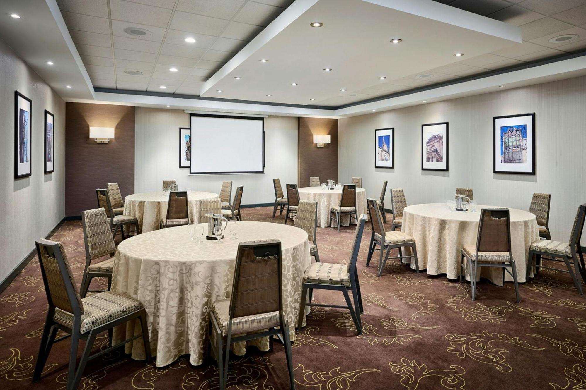HOTEL SHERATON HAMILTON | ⋆⋆⋆ | CANADA | SEASON DEALS FROM $279